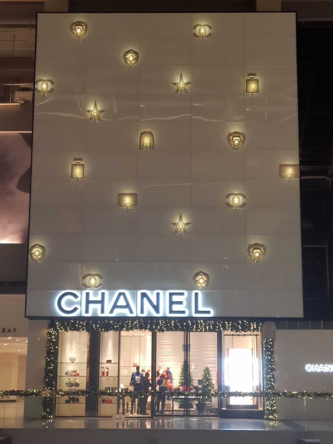 Luxury Fashion Storefront - Qualitech